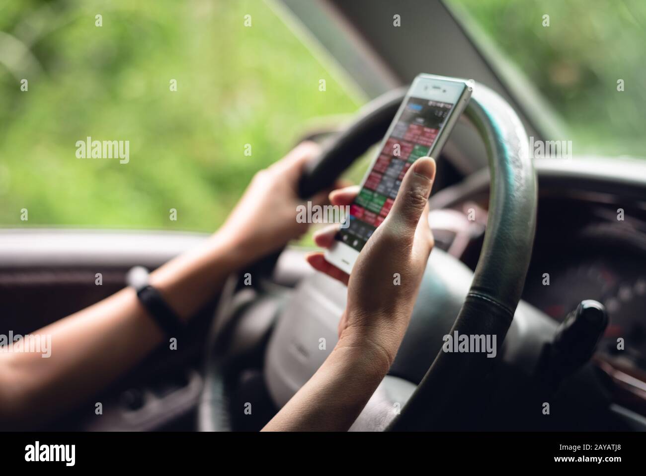 Smartphone unsafe hi-res stock photography and images - Alamy