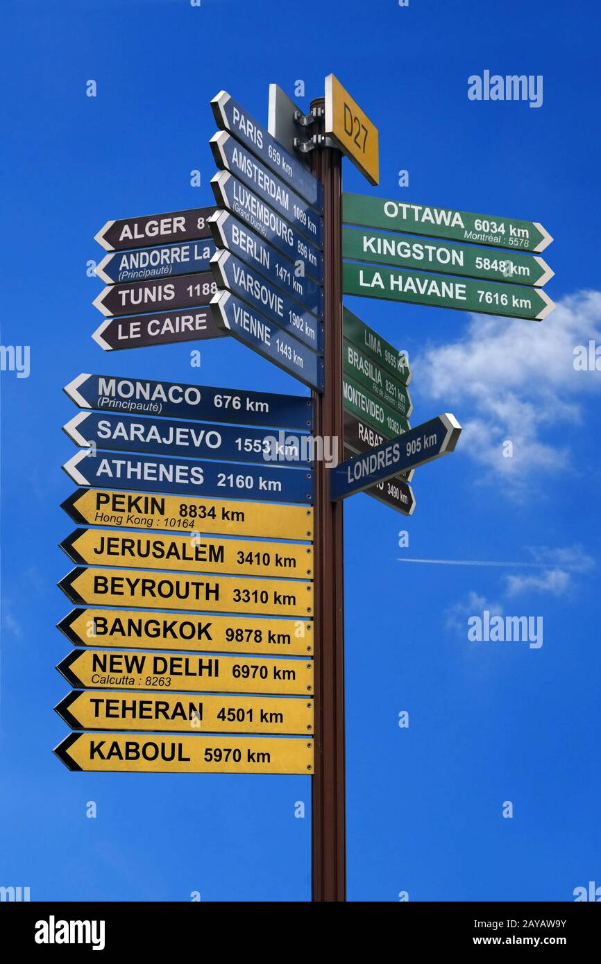 International signpost hi-res stock photography and images - Alamy