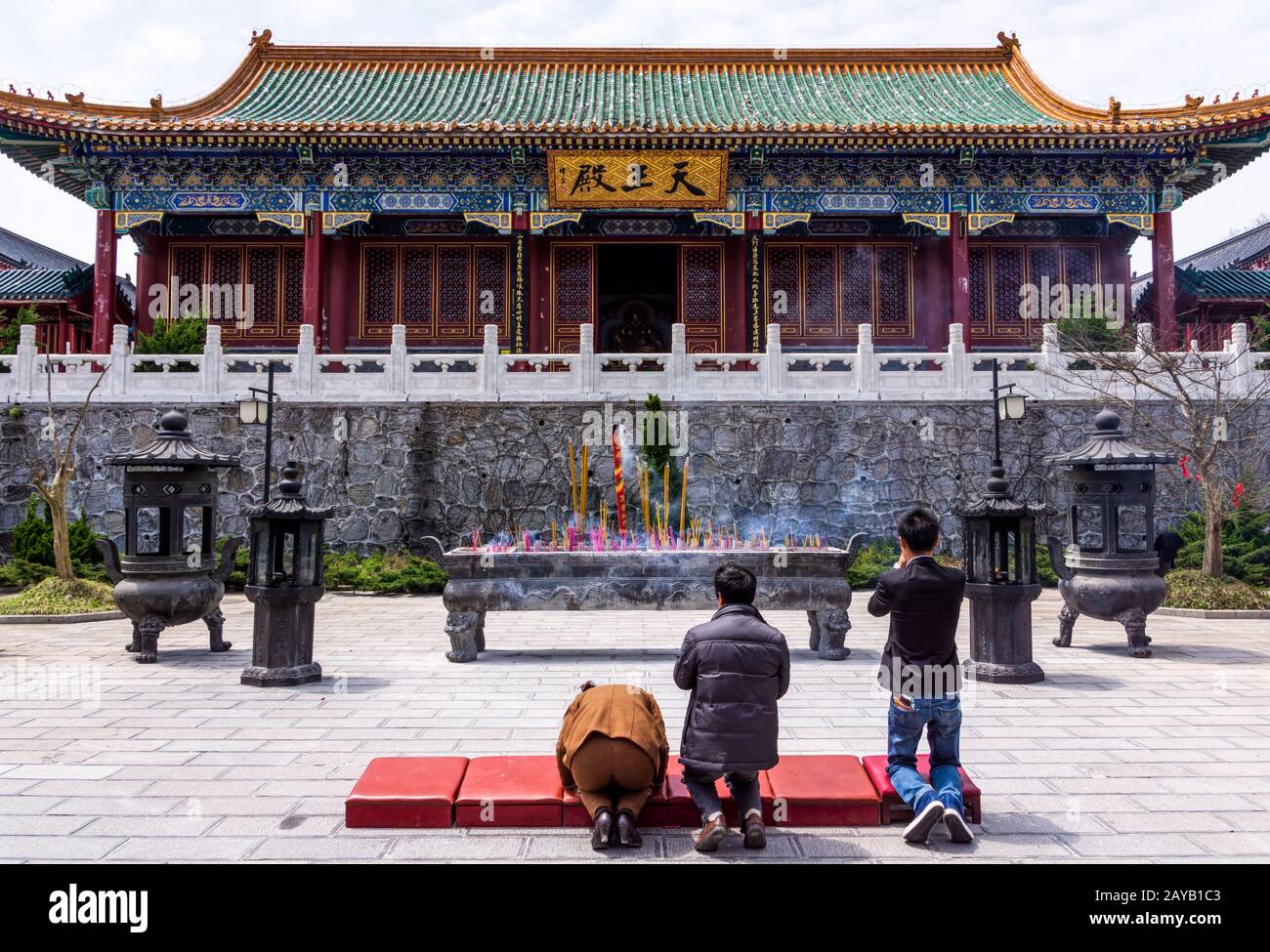 Group of chinese people hi-res stock photography and images - Alamy