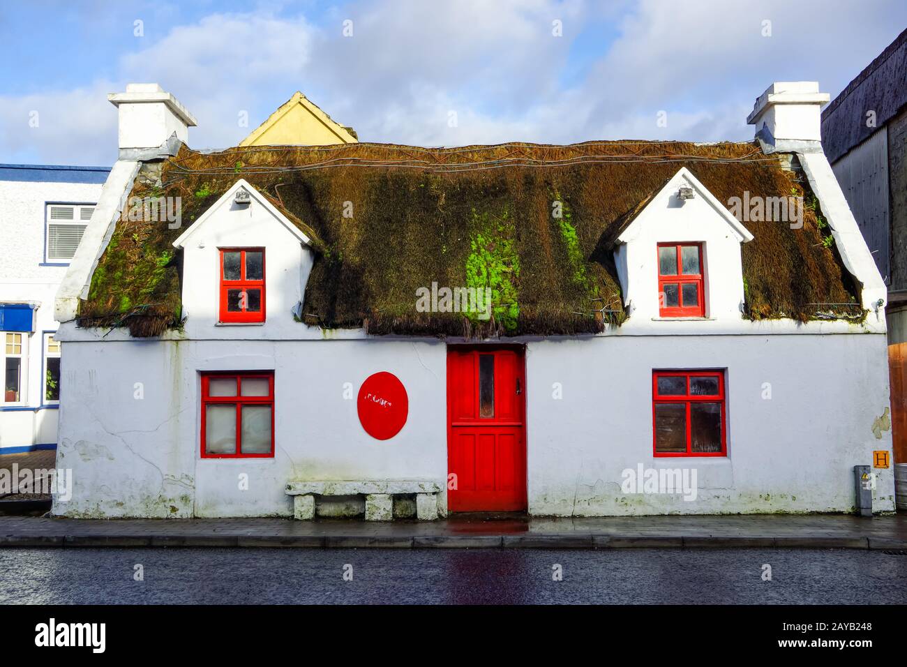 Abandoned thatched cottage hi-res stock photography and images - Alamy