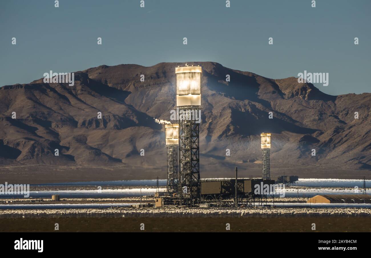 Solar heliostat concentrating the sun's rays to produce electricity in ...