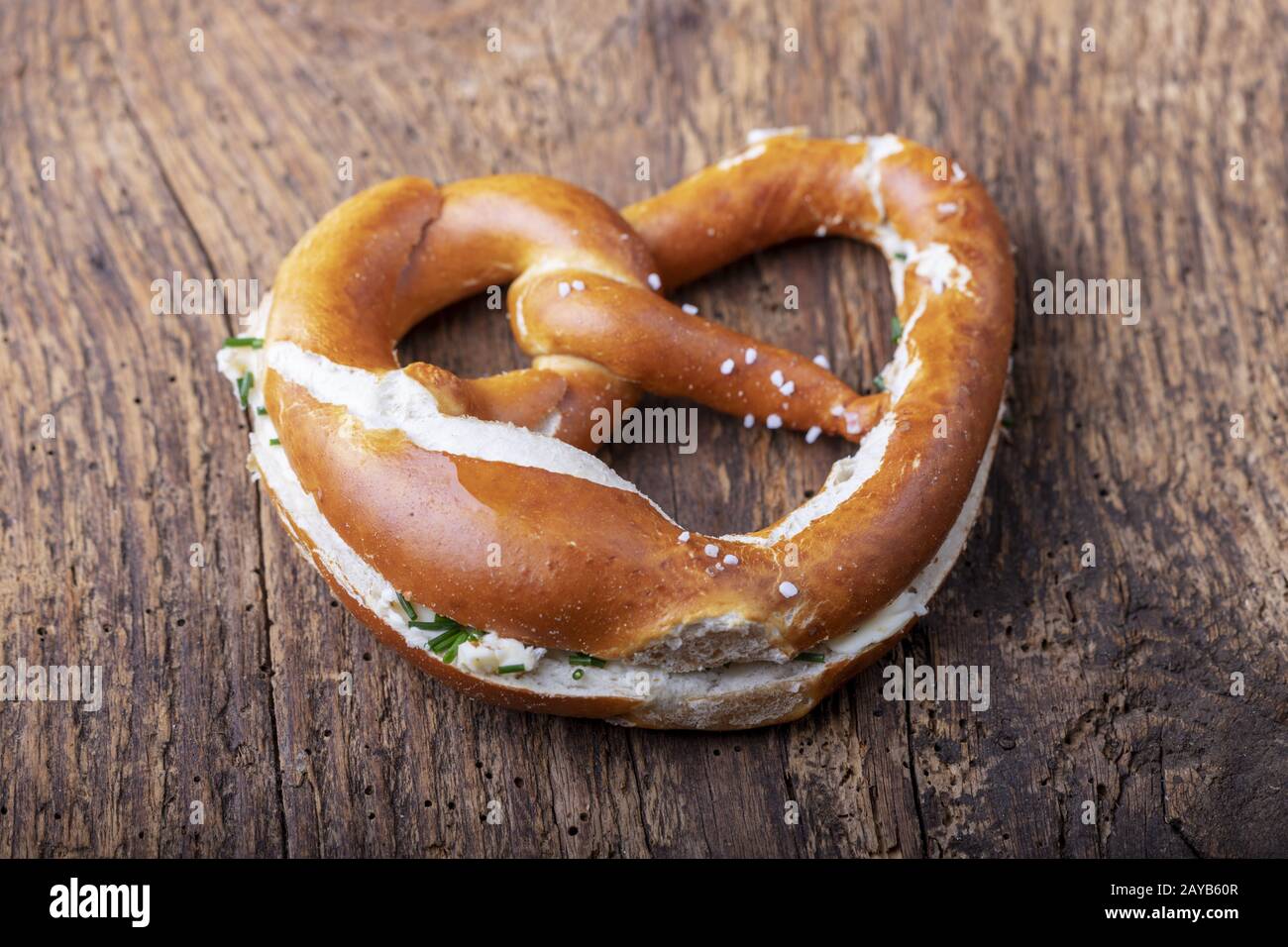 Bayerische brezel mit butter auf holz hi-res stock photography and ...