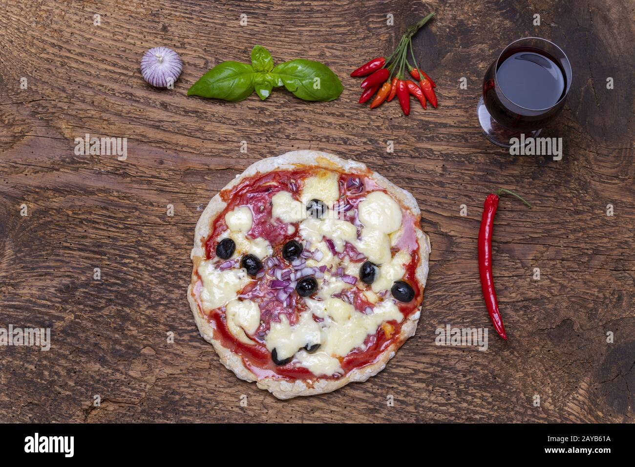 Ubersicht uber eine pizza mit wein hi-res stock photography and images ... Ubersicht uber eine pizza mit wein hi-res stock photography and images ...