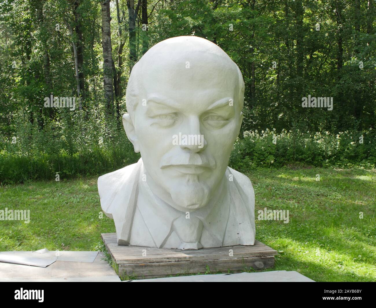 Vladimir lenin bust hi-res stock photography and images - Alamy