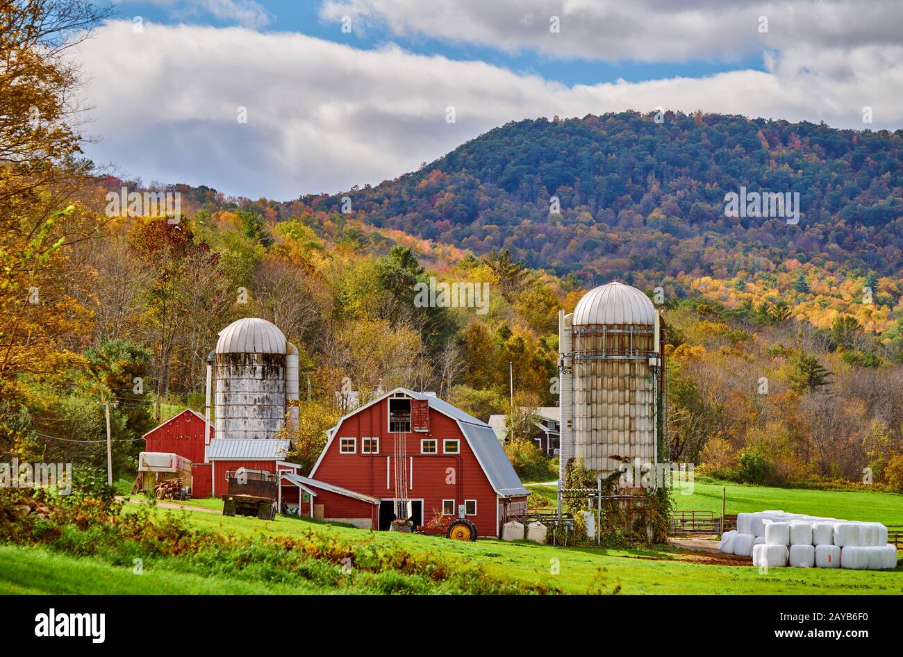 Farm with red barn and silos in Vermont Stock Photo - Alamy