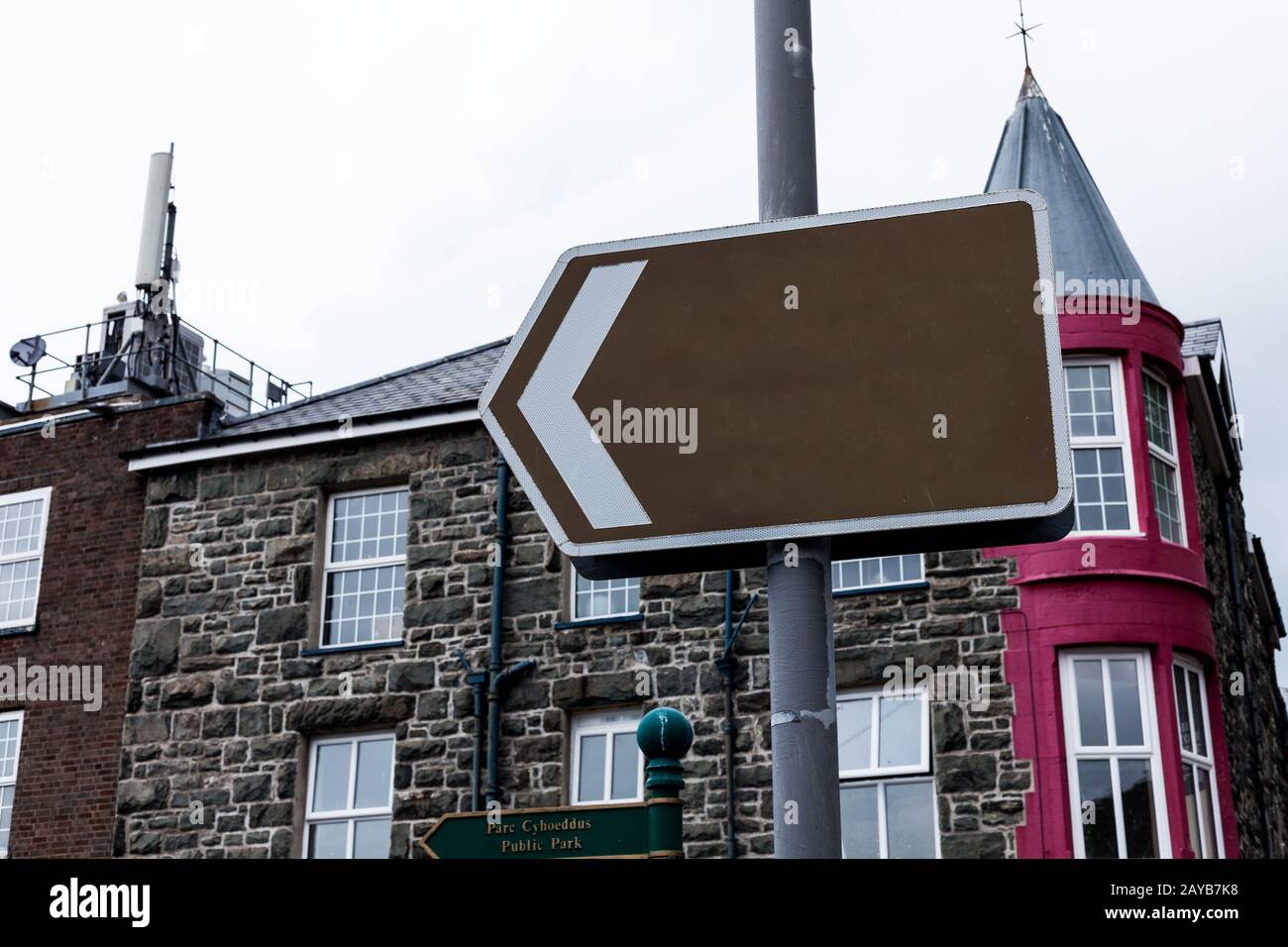 Empty street signs on the crossroads with blank copy space ...