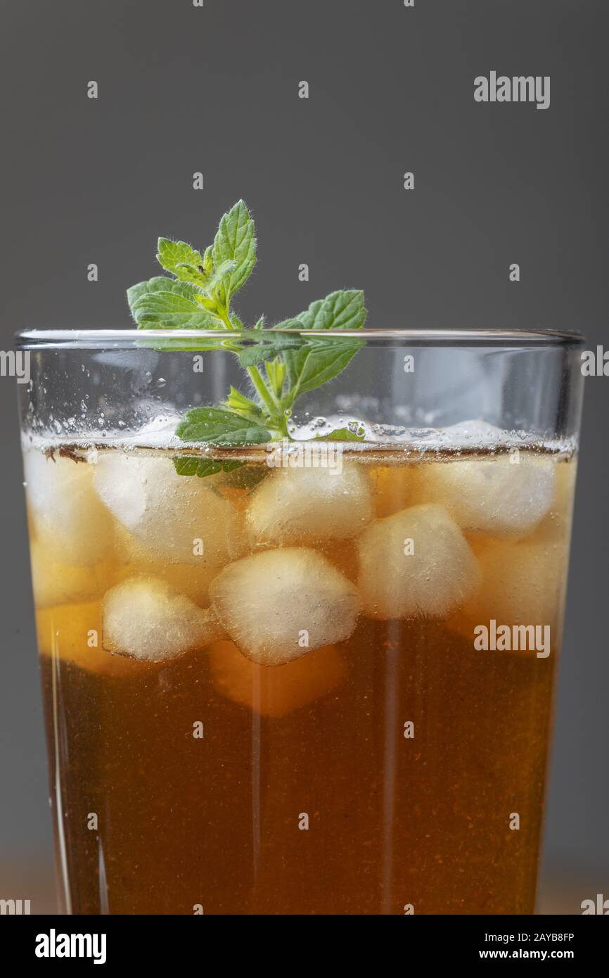 Eistee auf grauem hintergrund hi-res stock photography and images - Alamy