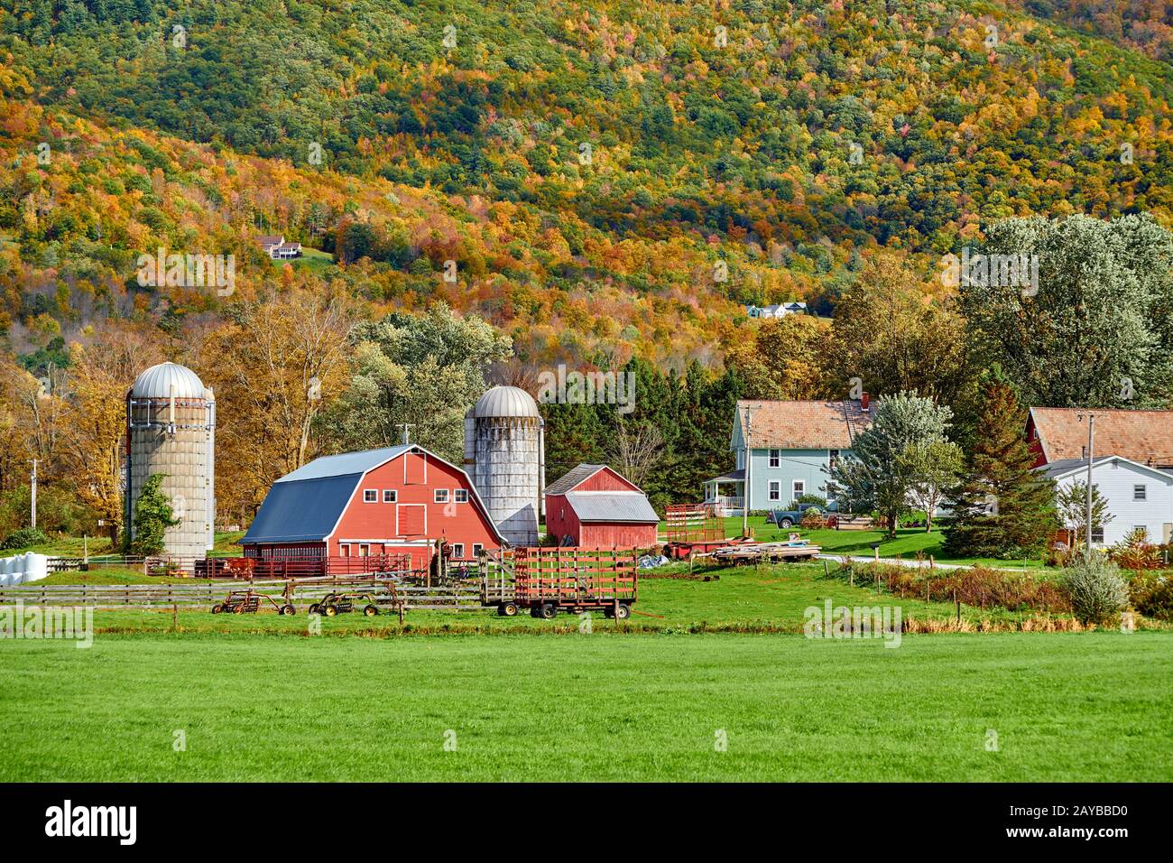 Farm with red barn and silos in Vermont Stock Photo - Alamy