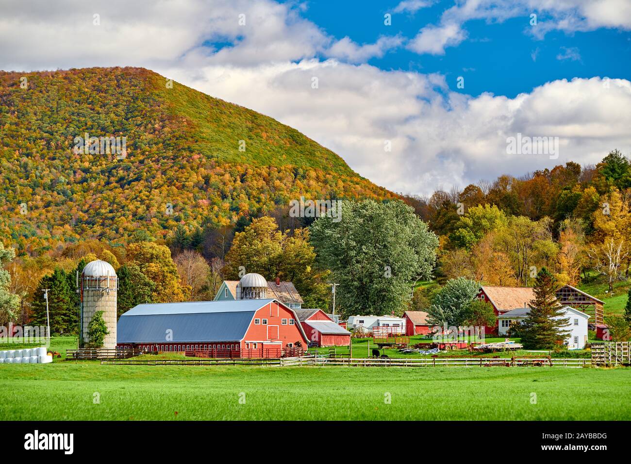 Vermont scenic farming barn farming hi-res stock photography and images ...