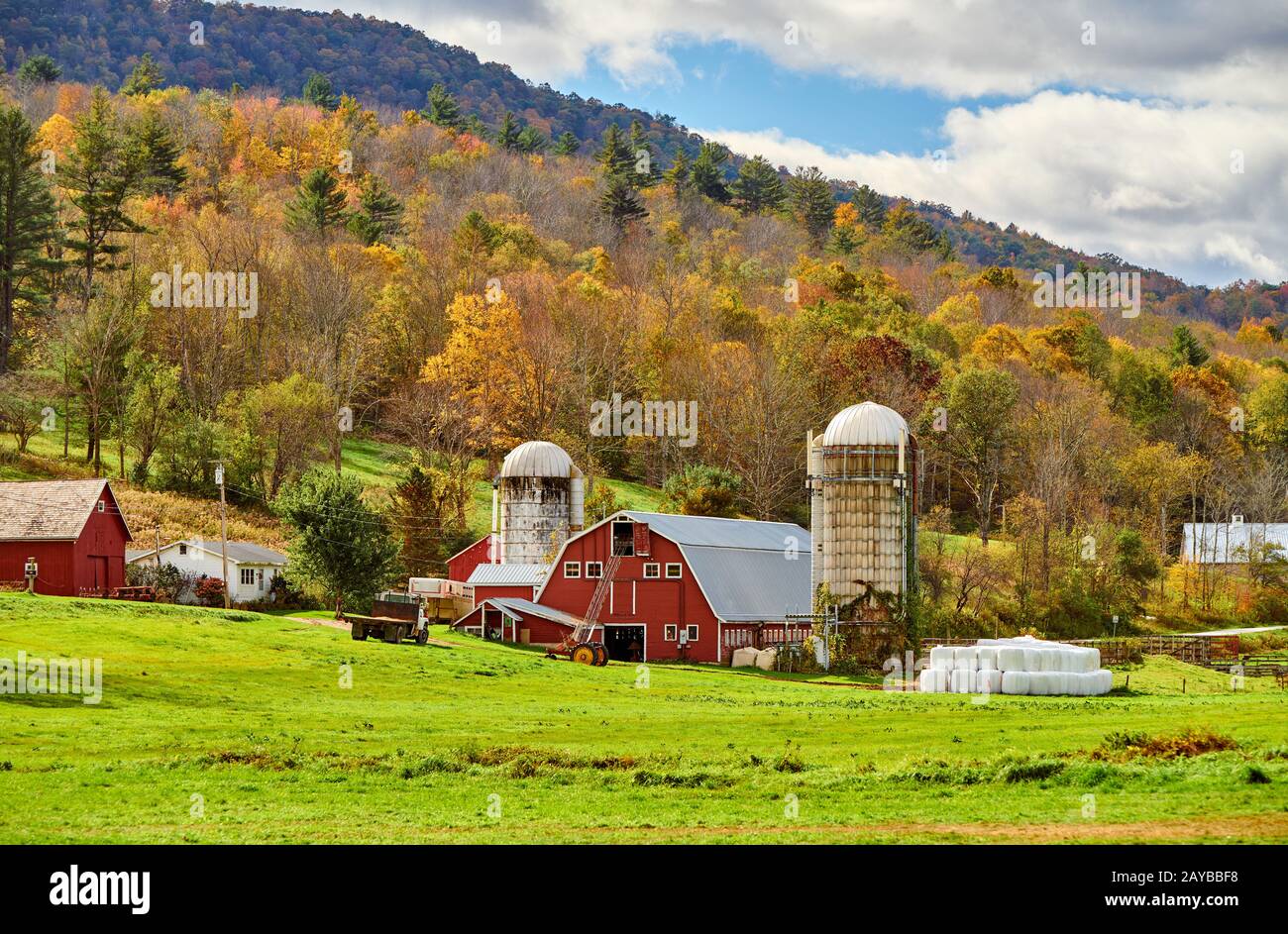 Farm with red barn and silos in Vermont Stock Photo - Alamy