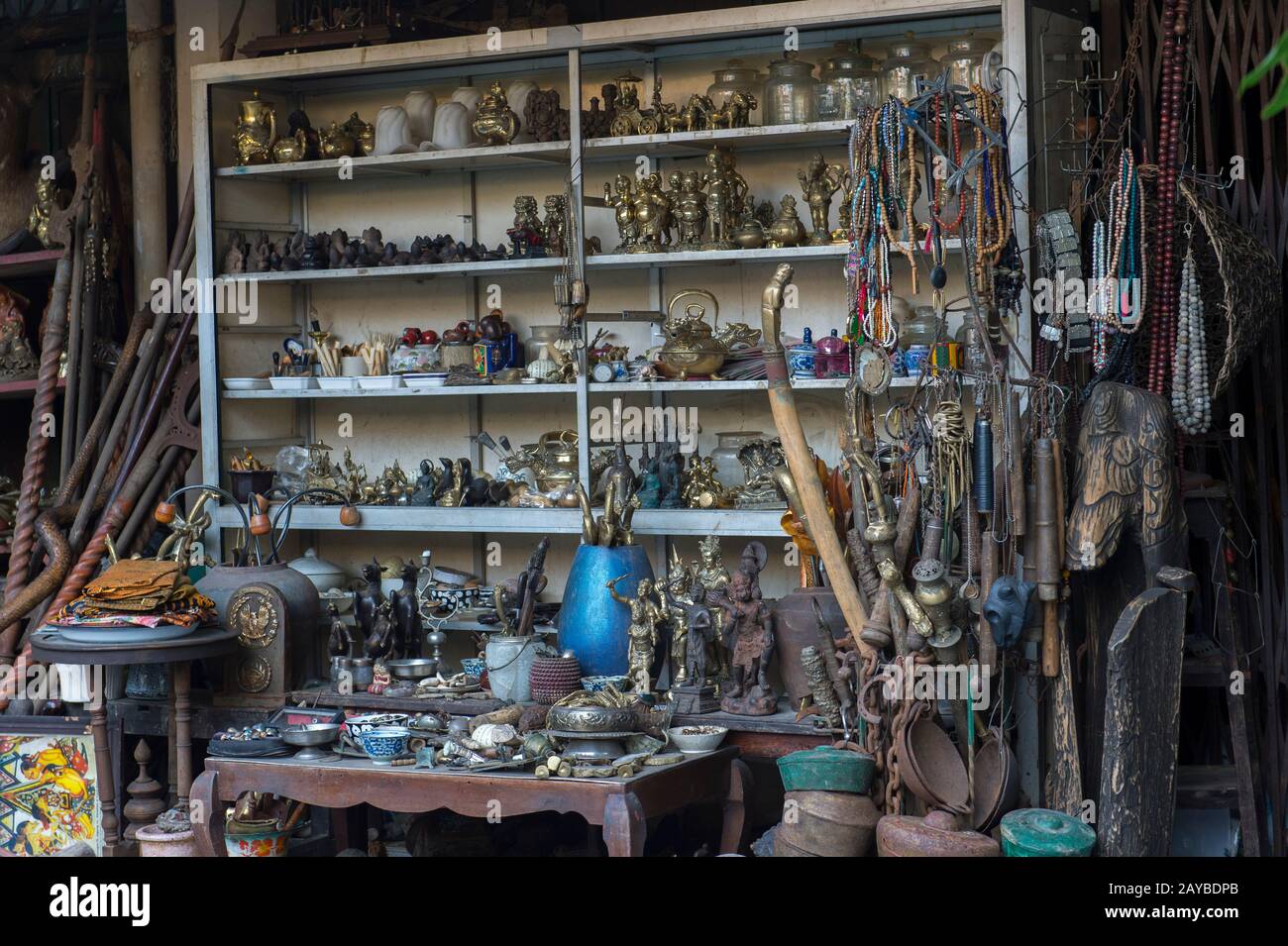 Market scene at the Pasar Triwindu (Antique Market) in Solo (Surakarta ...