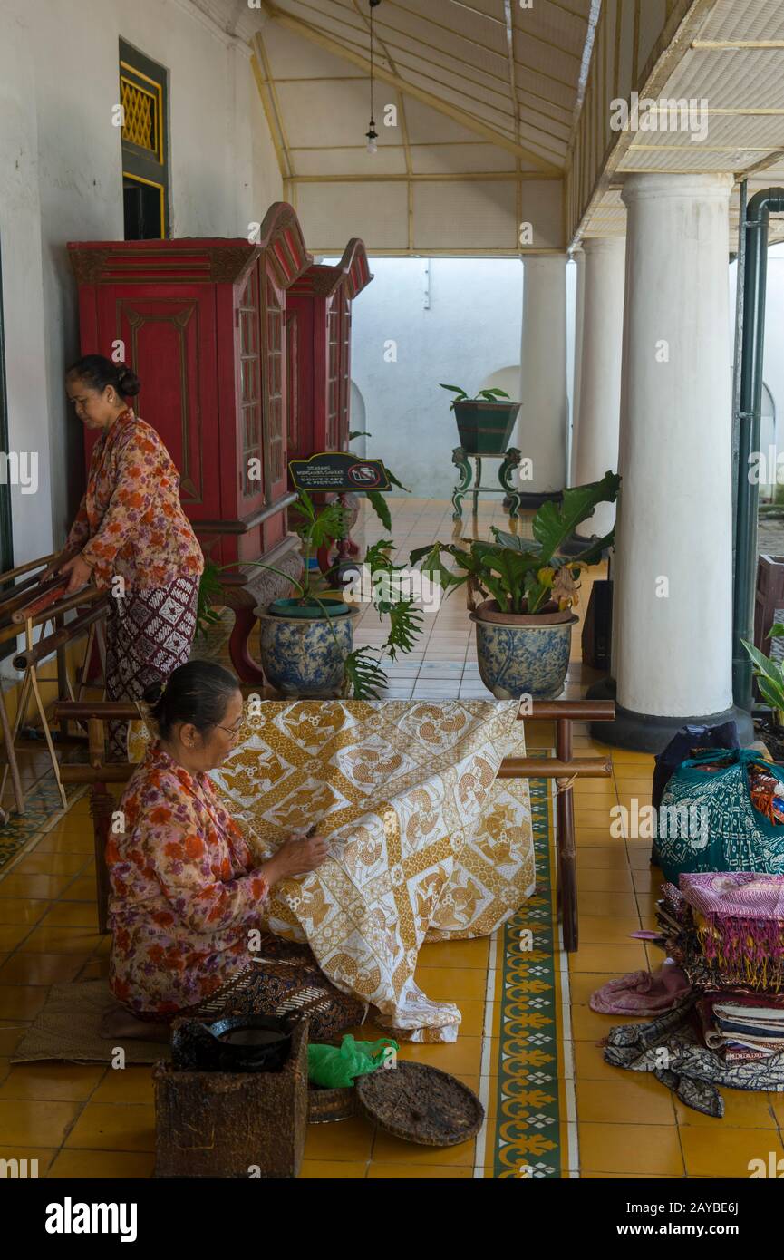 Women doing traditional batik at the Kraton of Yogyakarta (Keraton ...