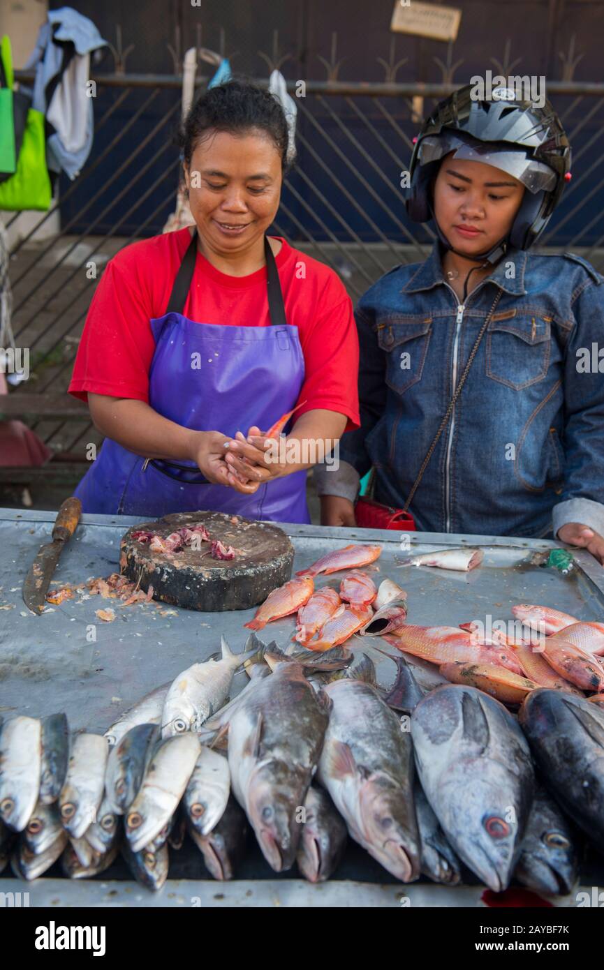 Woman selling fish in the street hi-res stock photography and images ...
