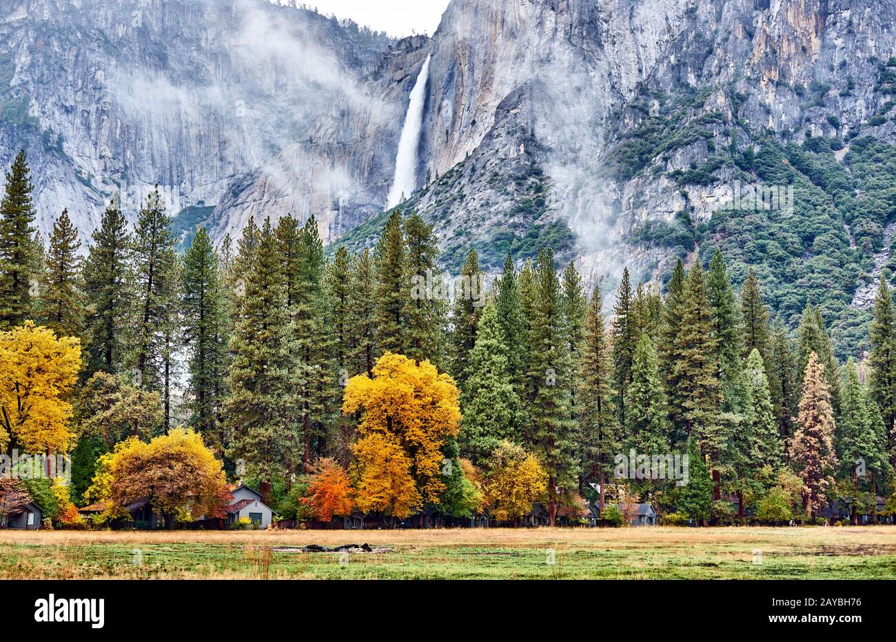 Yosemite Valley at cloudy autumn morning Stock Photo - Alamy