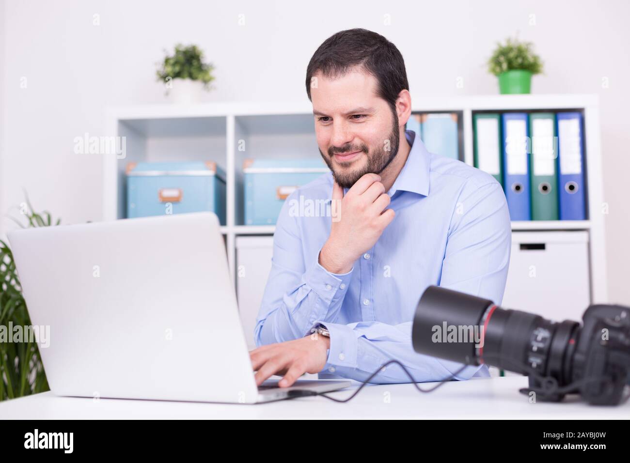 Bearded photographer hi-res stock photography and images - Alamy