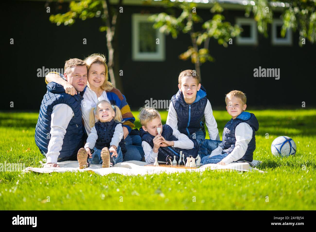 Six people picnic in the park hi-res stock photography and images - Alamy