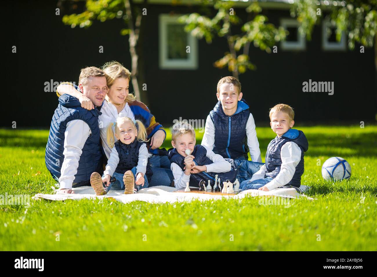 Six people picnic in the park hi-res stock photography and images - Alamy