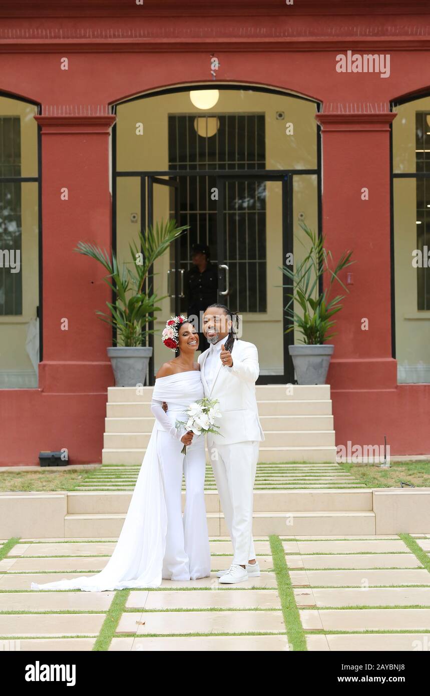 Celebrity wedding music umbrella hi-res stock photography and images ...