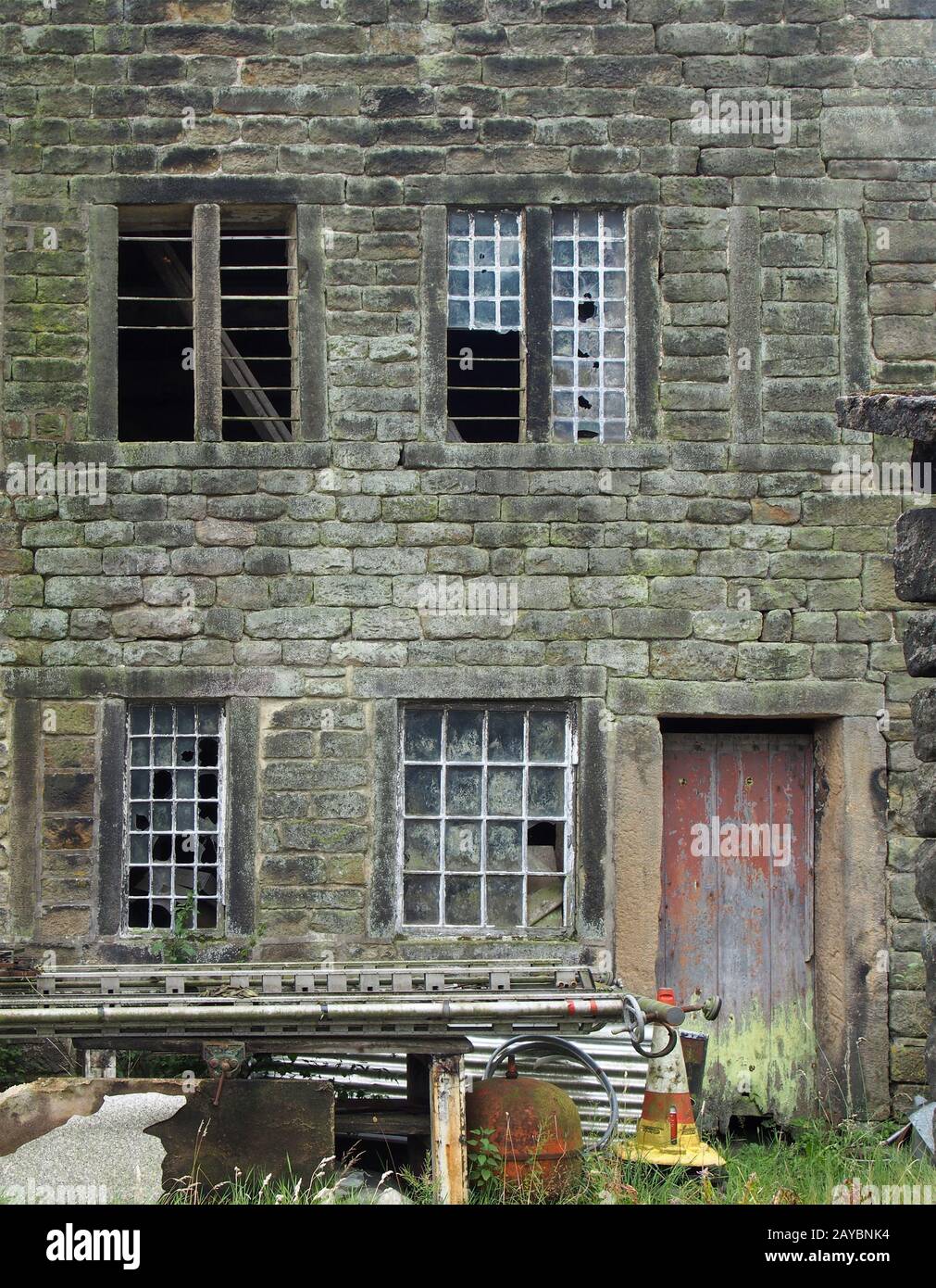 Windows stone house hi-res stock photography and images - Alamy