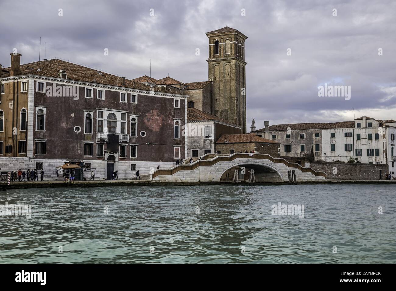 City water view hi-res stock photography and images - Alamy