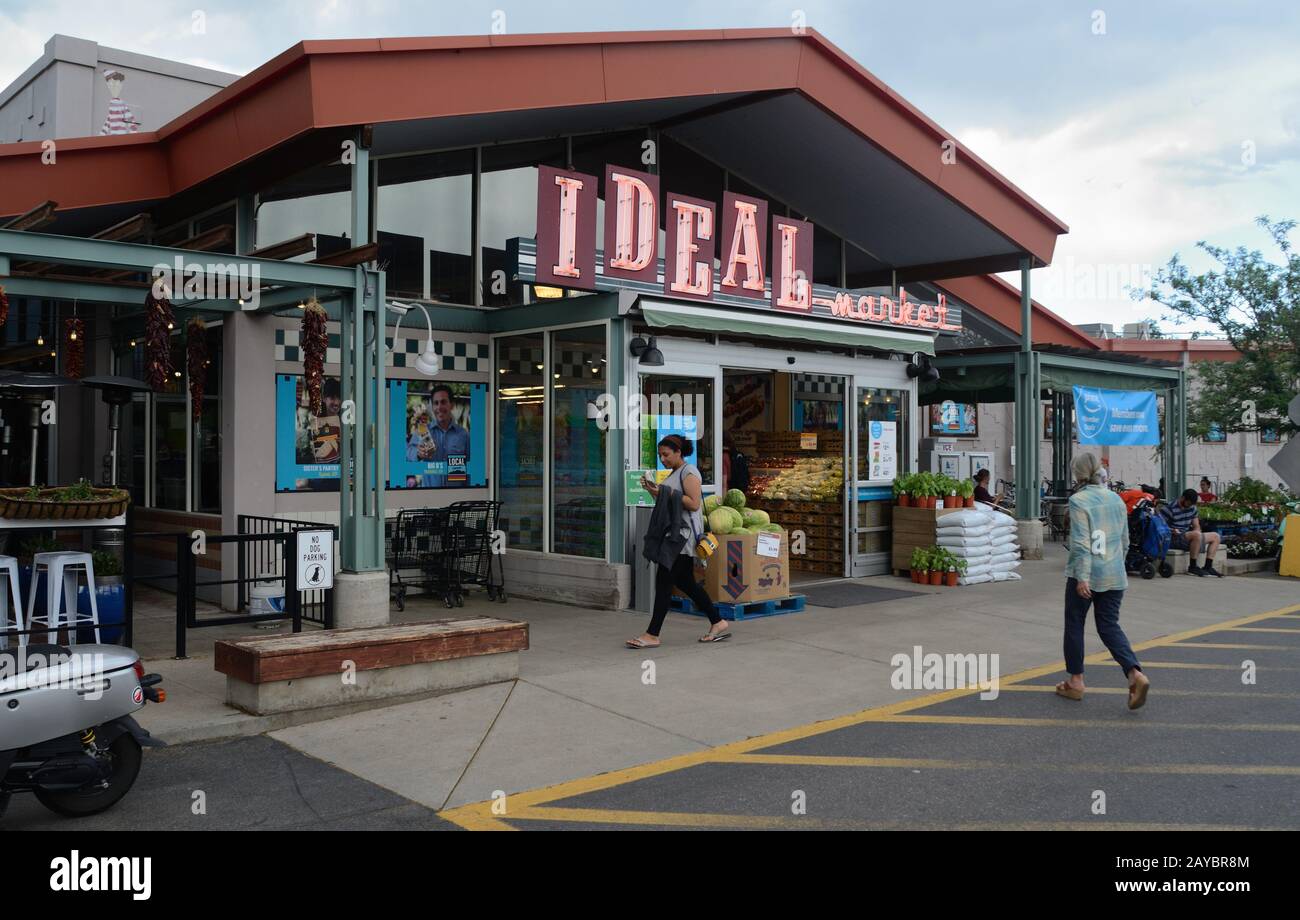 Grocery shopping 1950s hi-res stock photography and images - Alamy