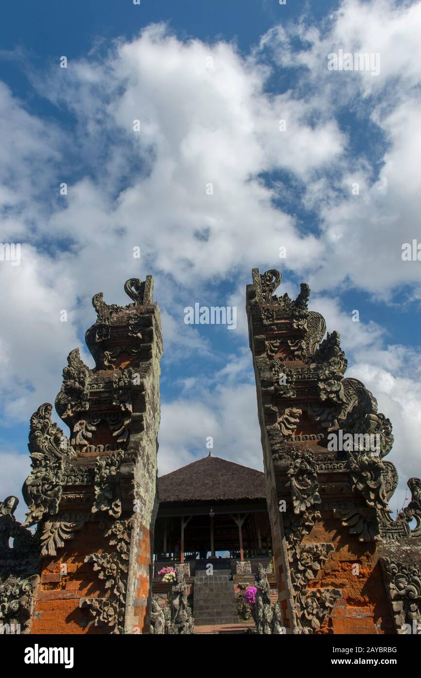 Entrance to the causeway leading to Kertha Gosa pavilion, former Hall ...