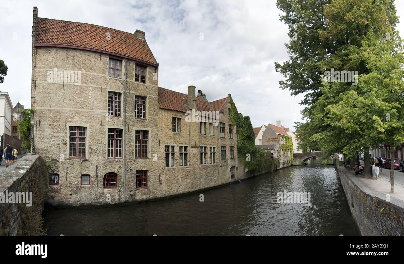 Canal and bridge in the medieval city of Bruges Stock Photo - Alamy
