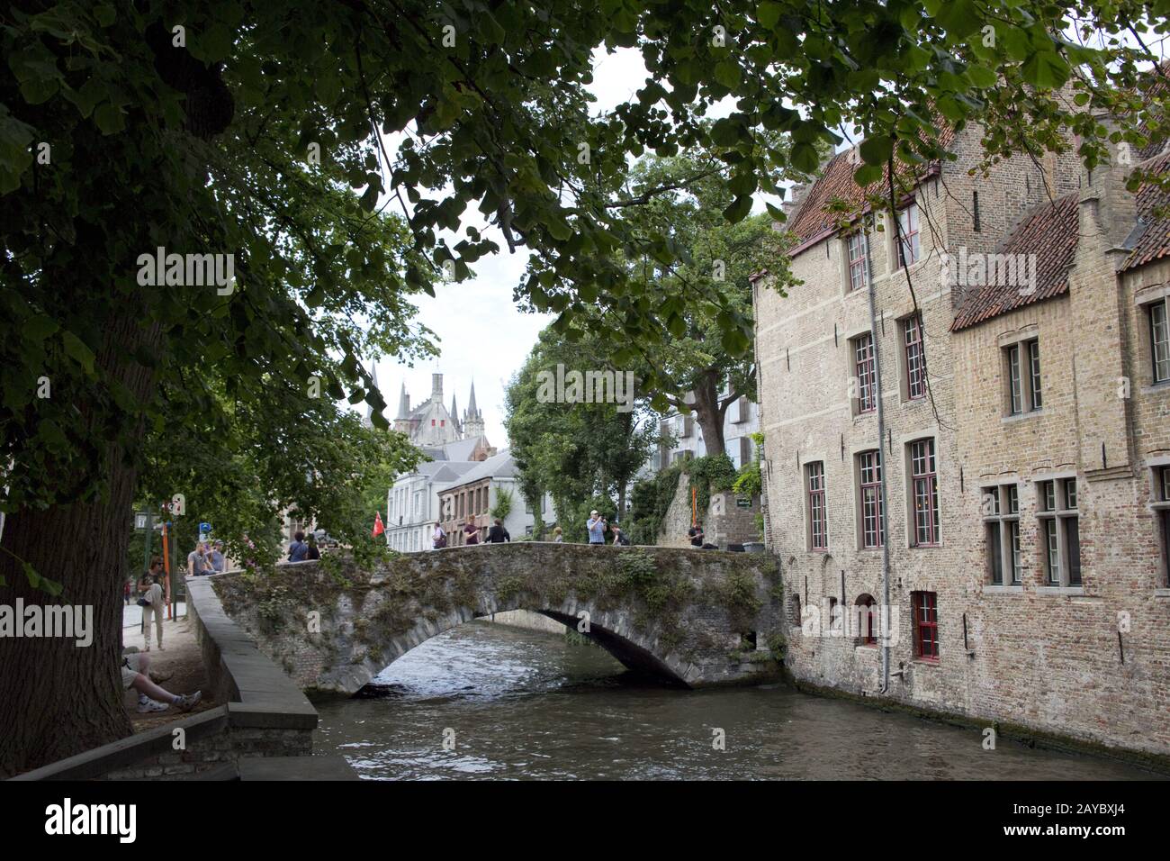 Canal and bridge in the medieval city of Bruges Stock Photo - Alamy
