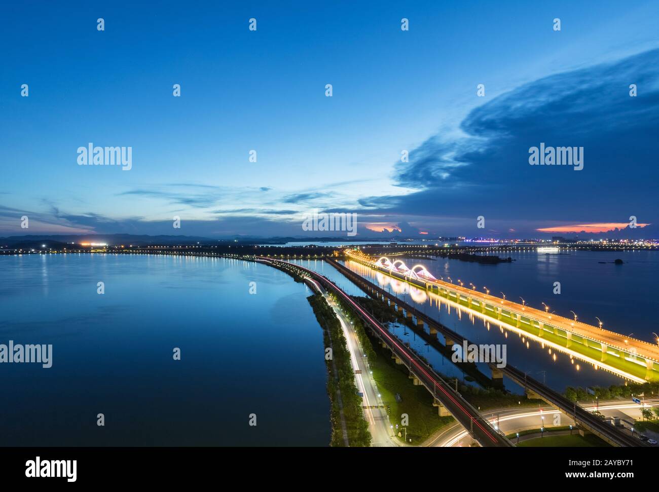 Road bridge railway city hi-res stock photography and images - Alamy