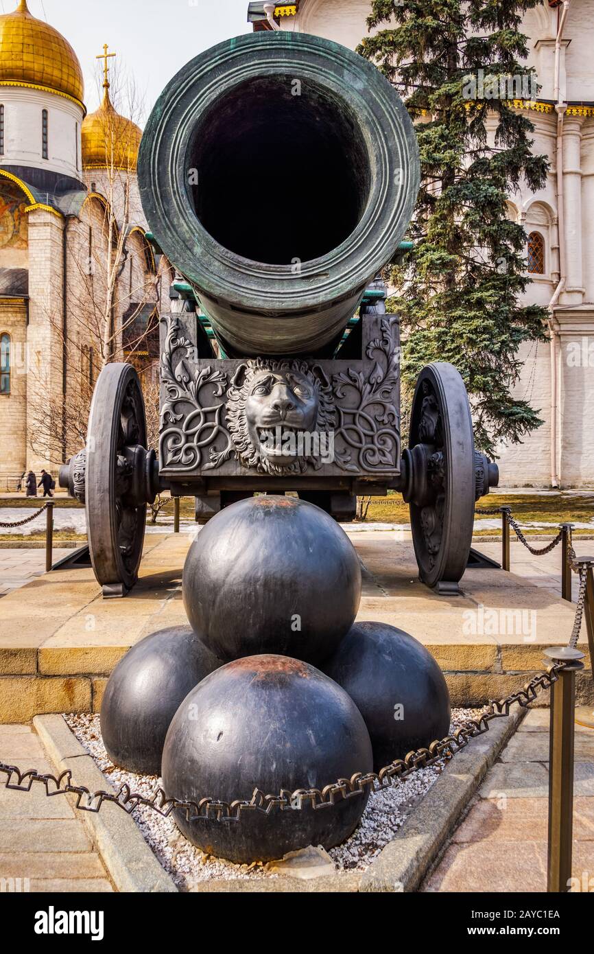 Huge canon, Tsar Pushka, with stack of cannonballs in front, Kremlin ...