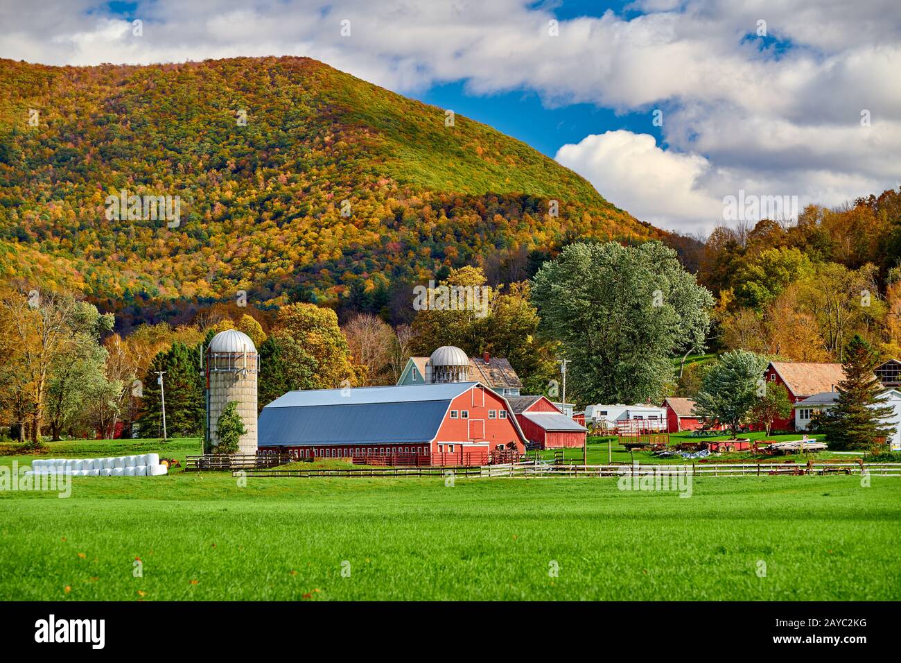 Farm with red barn and silos in Vermont Stock Photo - Alamy