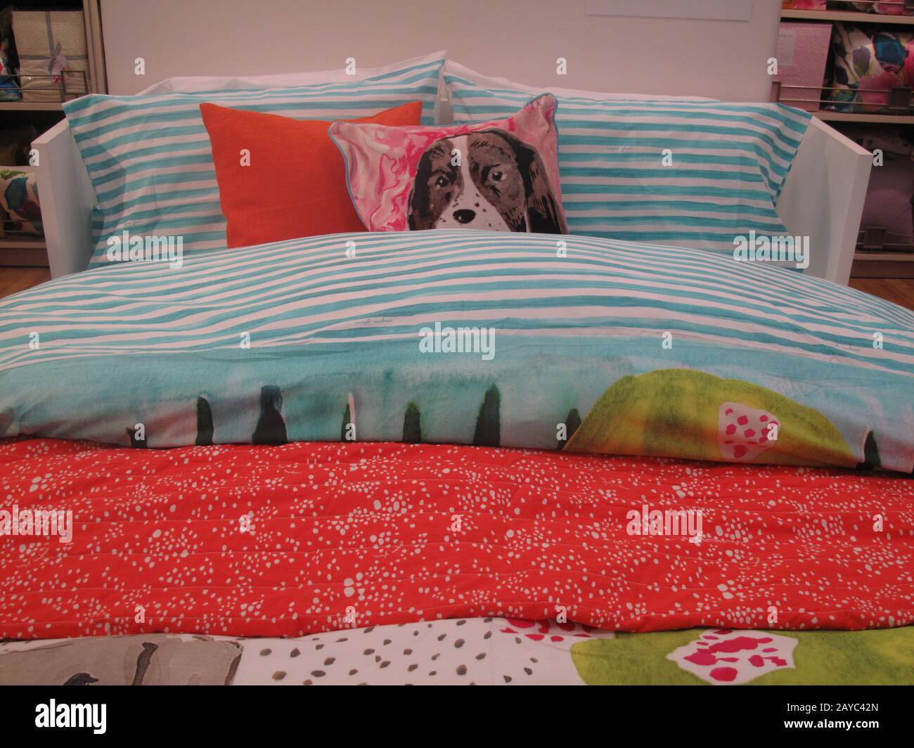 Blue pillows white duvet hi-res stock photography and images - Alamy