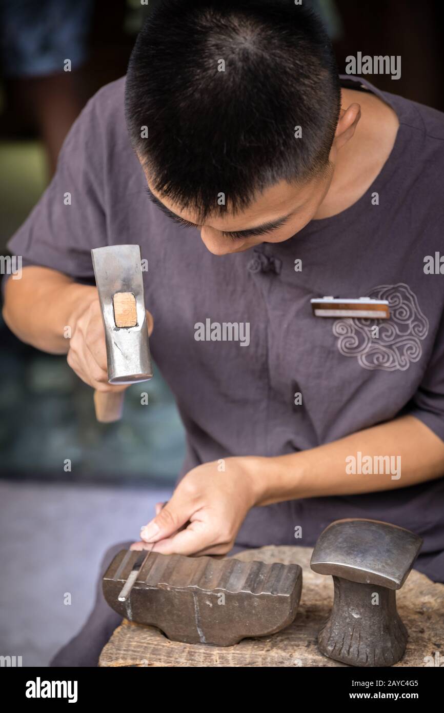 Chinese craftsman working hi-res stock photography and images - Alamy