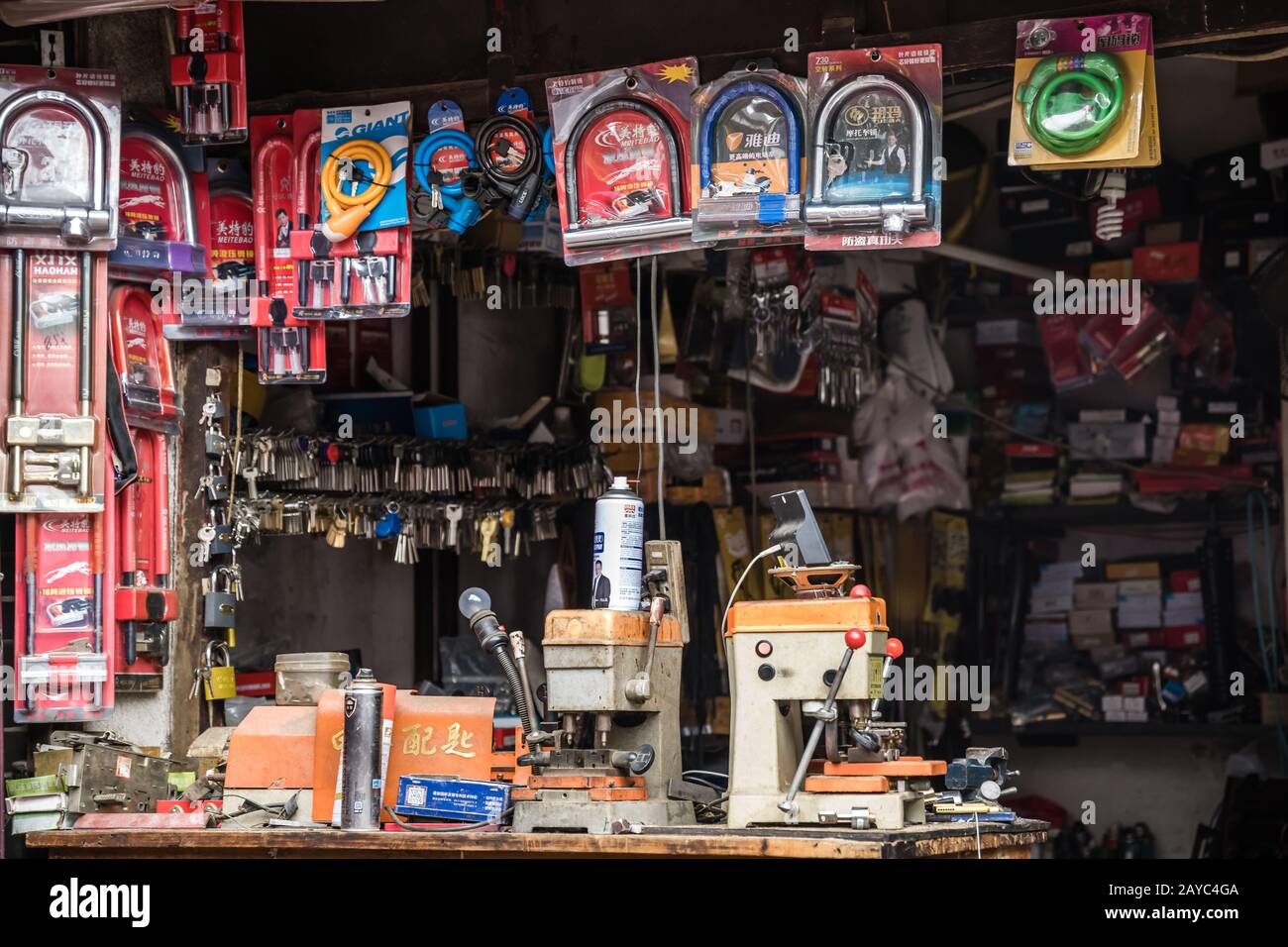 Vendor lock in hi-res stock photography and images - Alamy