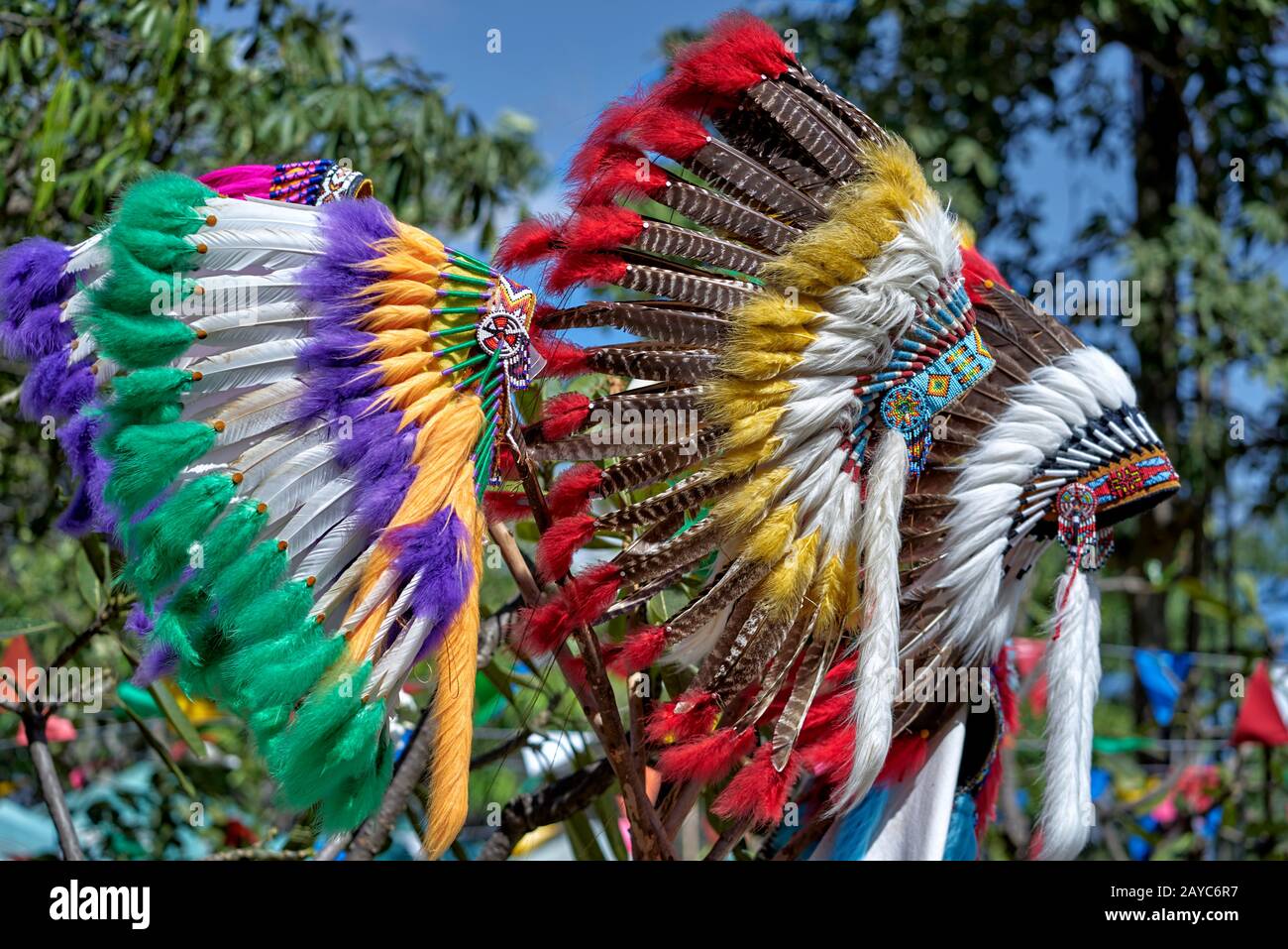 Feather headdress of a Native American Indian Stock Photo - Alamy