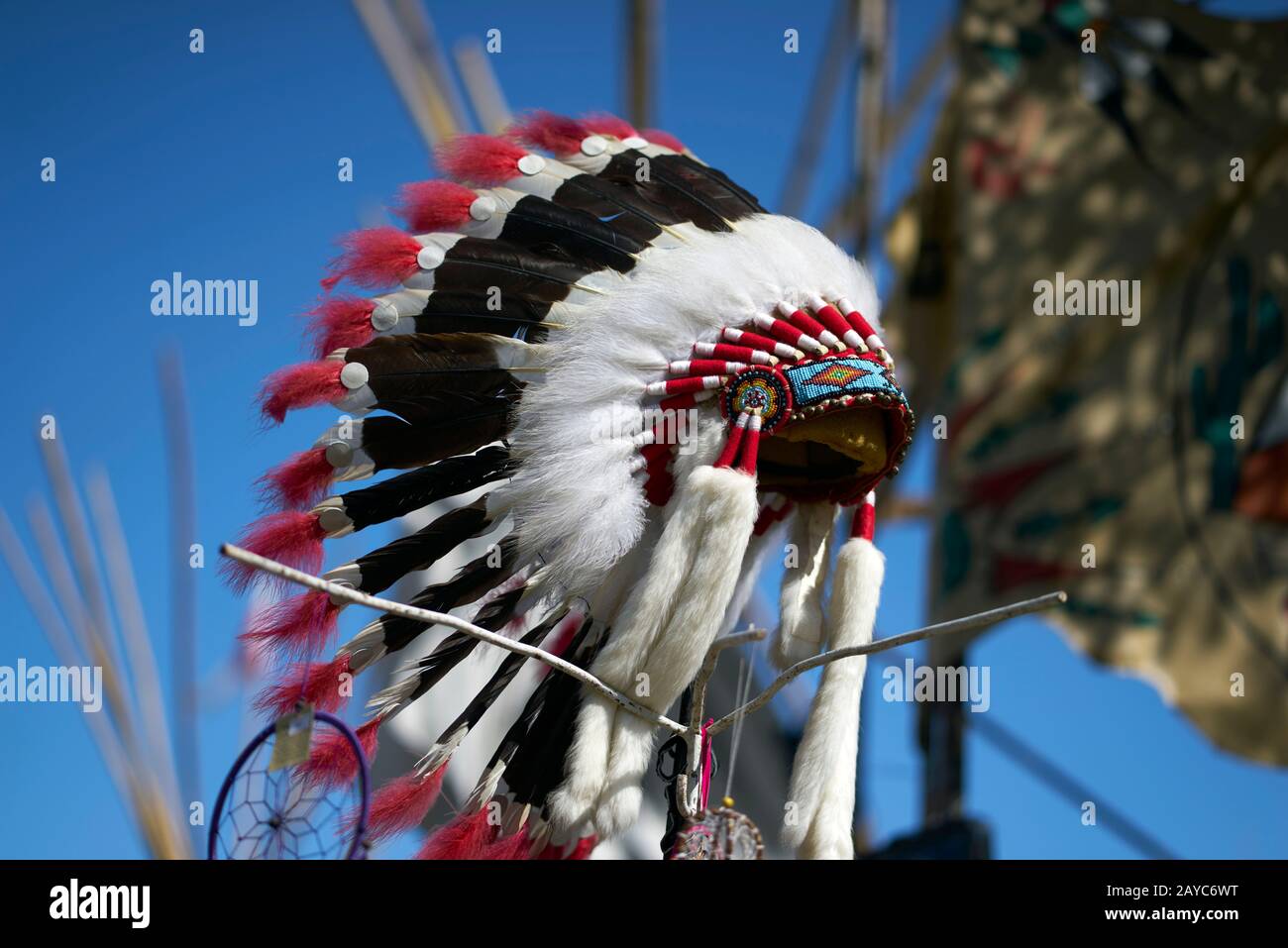 Feather headdress of a Native American Indian Stock Photo - Alamy