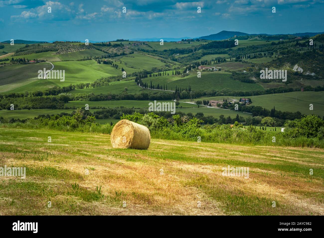 Orcia valley tuscany hay bales hi-res stock photography and images - Alamy