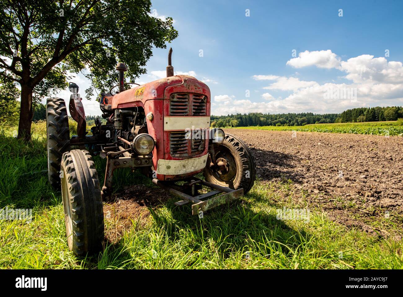 Old rusty red tractor hi-res stock photography and images - Alamy