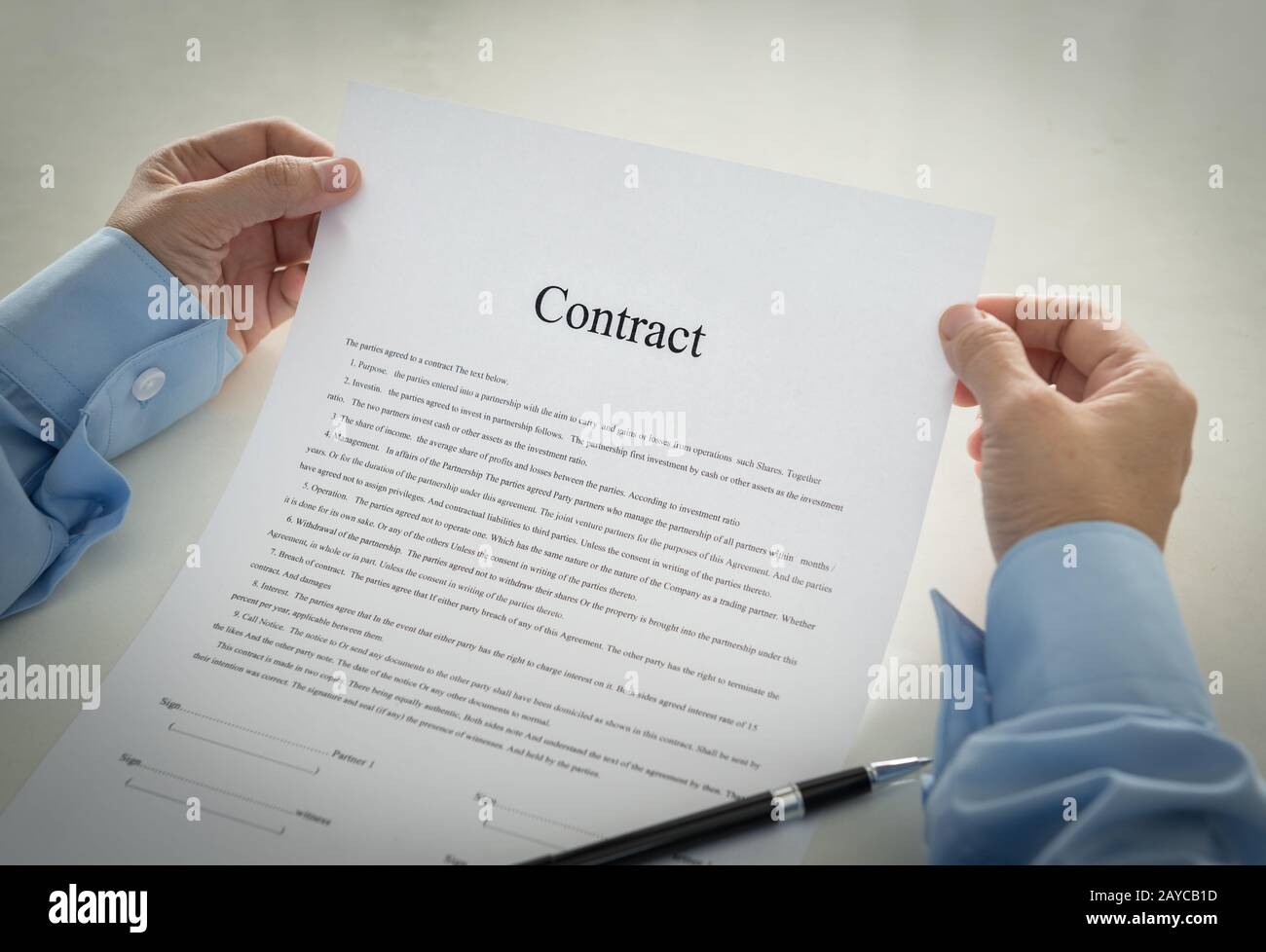 Businessmen have read the contract before you sign it Stock Photo - Alamy