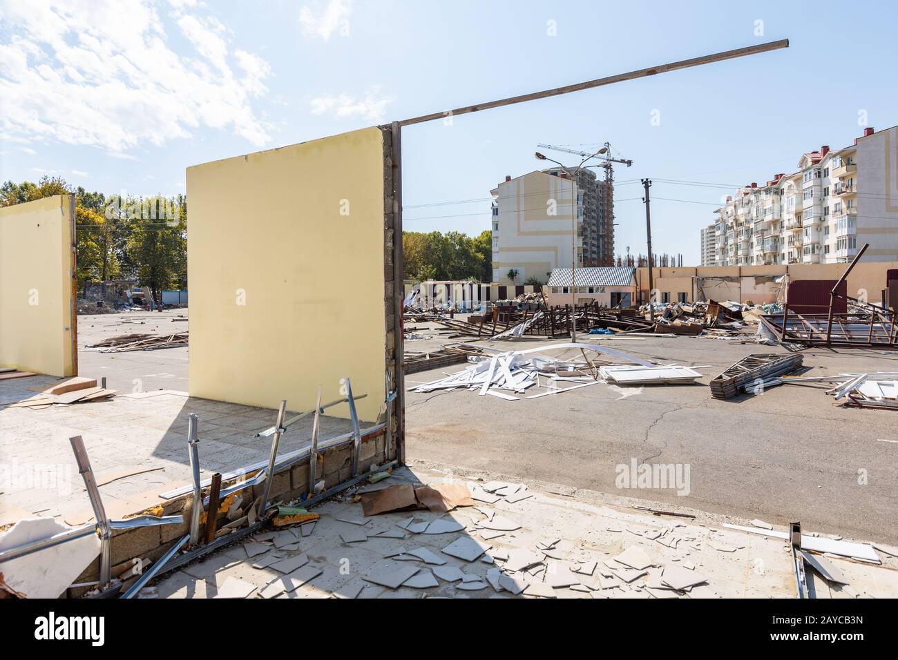 Dismantling of buildings on the market, cleaning of building areas ...