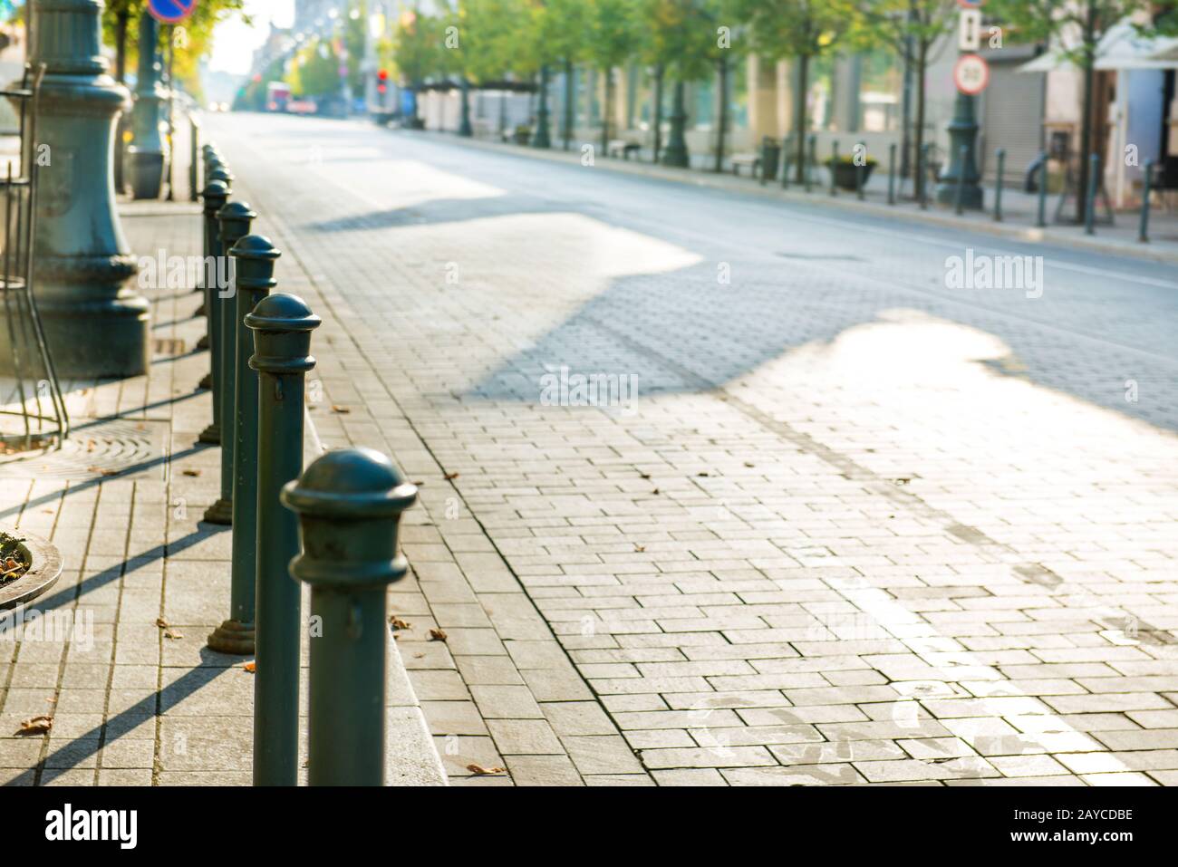 Empty city street road hi-res stock photography and images - Alamy
