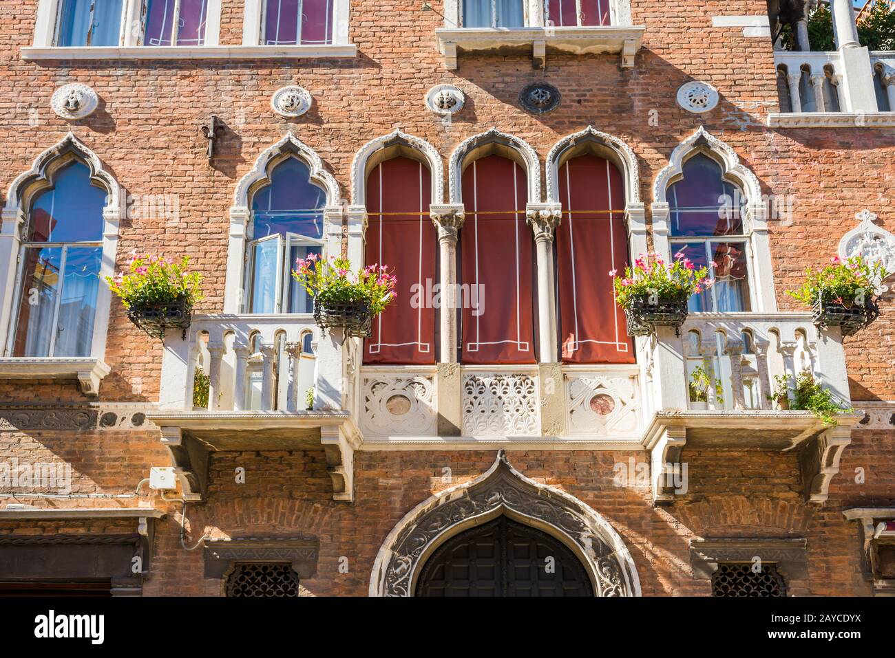 Facade with Venetian windows and balkony in Venice Stock Photo - Alamy