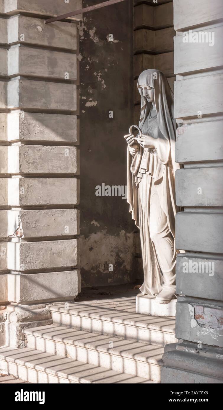 Stone statue virgin mary hi-res stock photography and images - Alamy