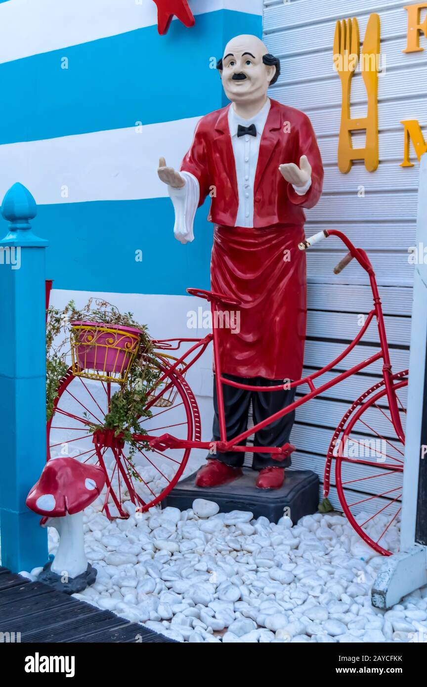 Waiter statue hi-res stock photography and images - Alamy