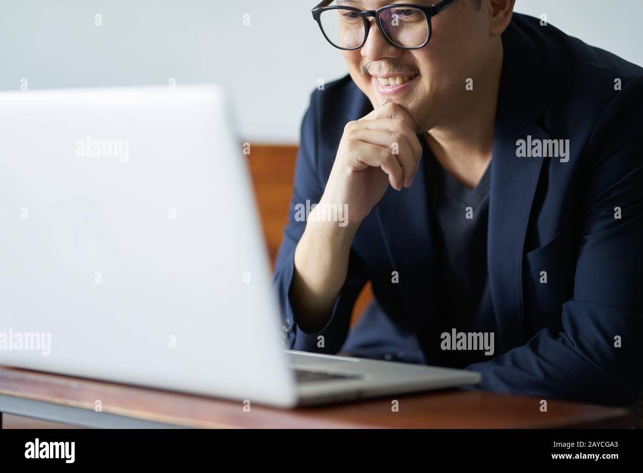 Person in front of computer hi-res stock photography and images - Alamy