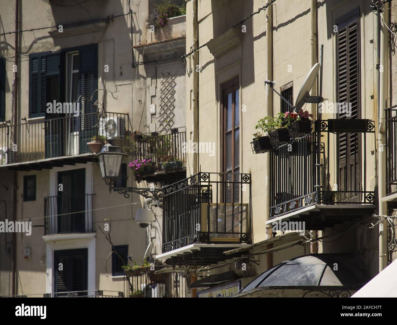 Italy balconies hi-res stock photography and images - Alamy