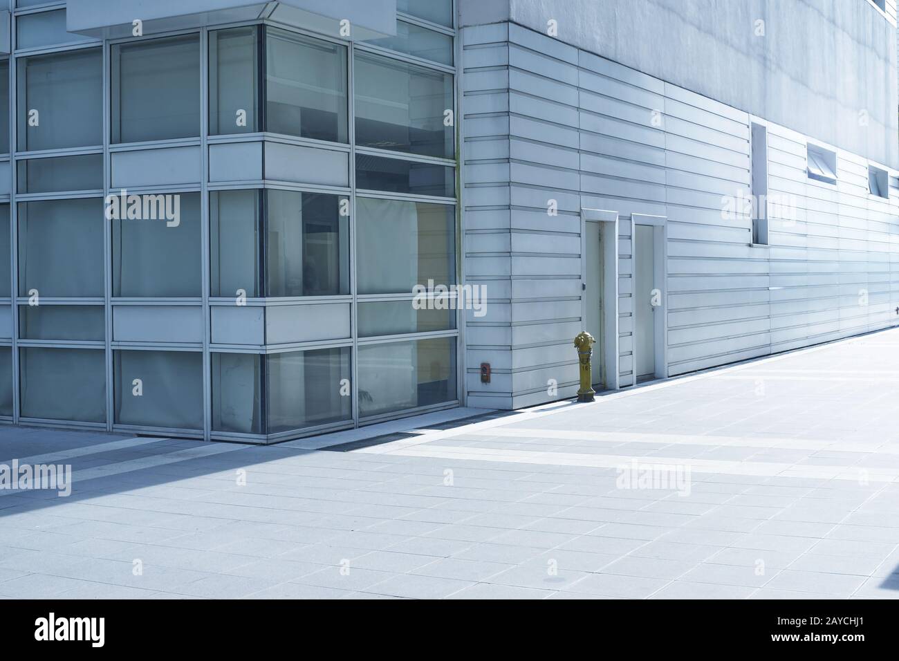 Office building and parking lot hi-res stock photography and images - Alamy
