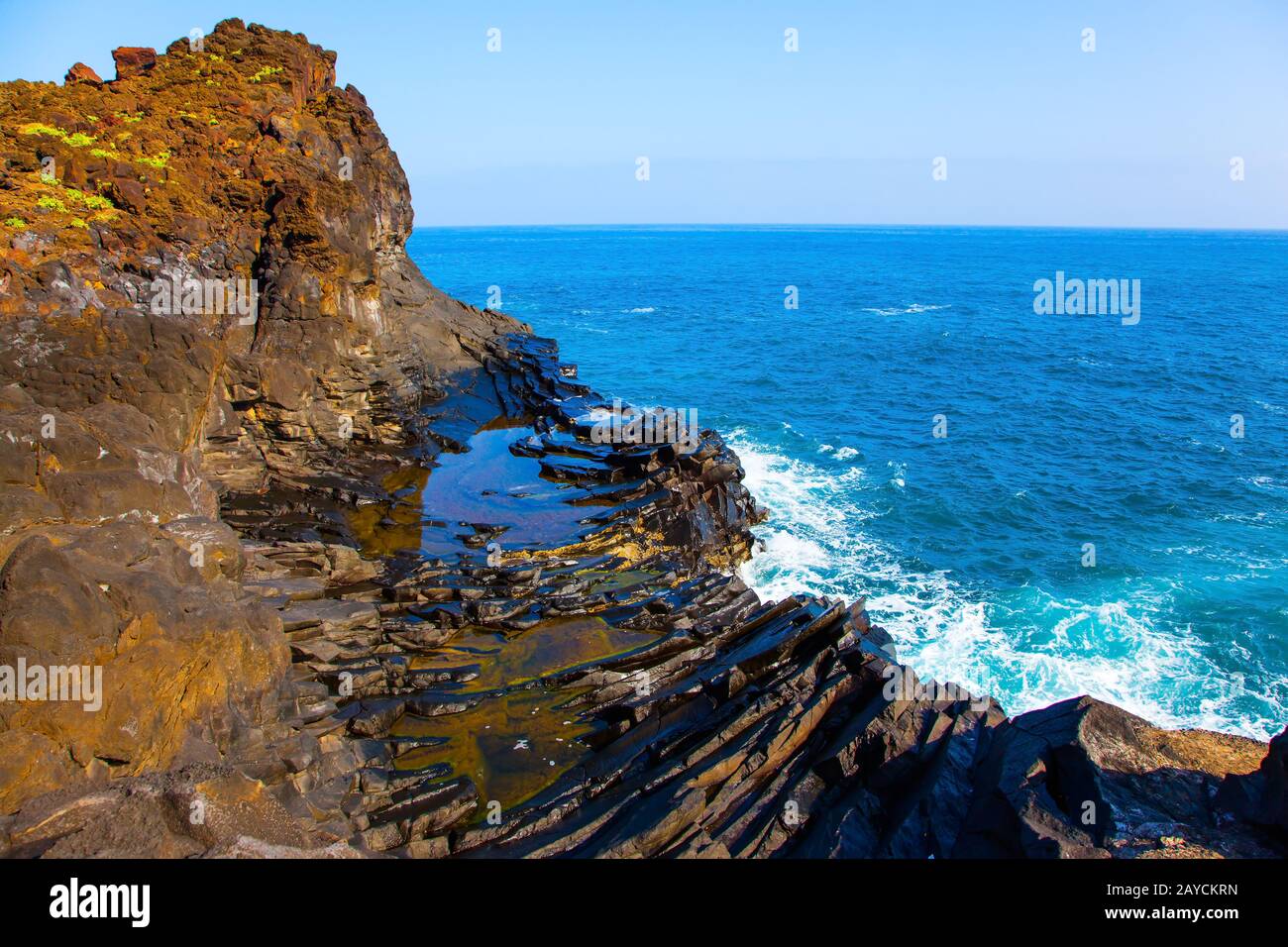 Water rocks small islands hi-res stock photography and images - Alamy