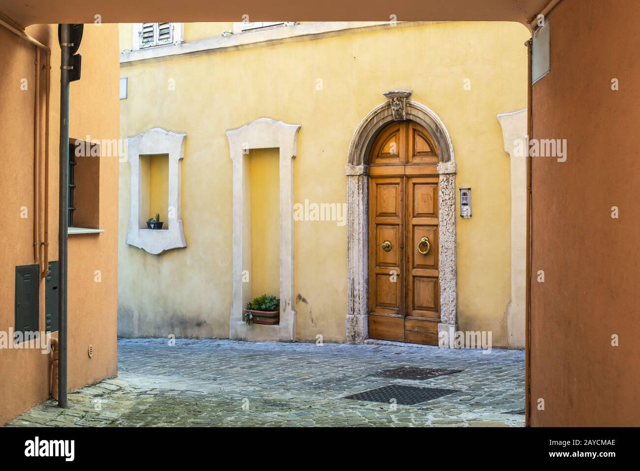 Typical italian facade with door. Italian house Stock Photo - Alamy