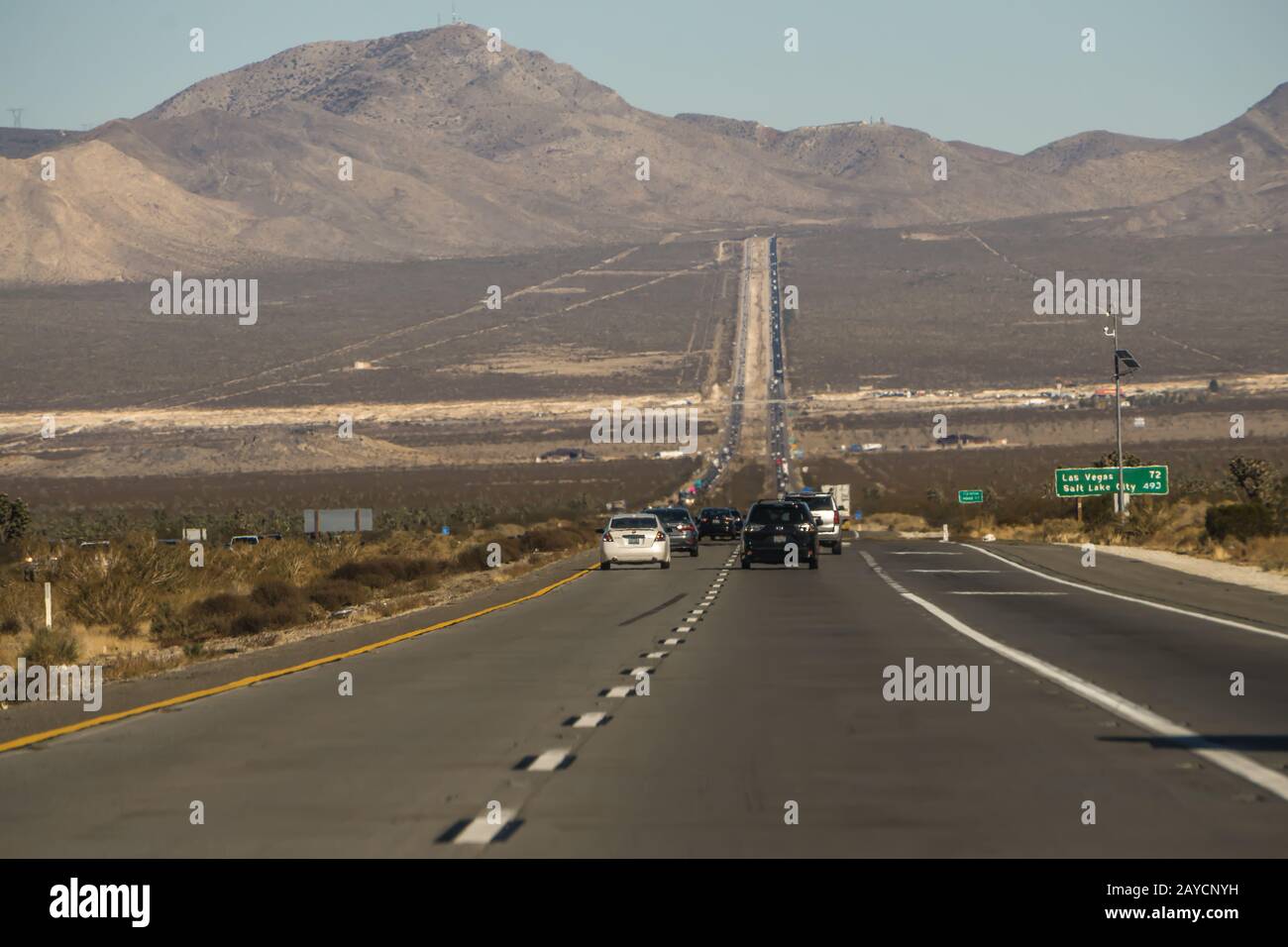 Asphalt road leading city hi-res stock photography and images - Alamy